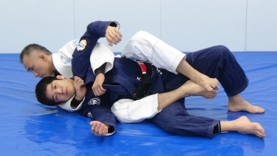 2. Rear collar choke (over hook side) | トライフォース柔術オンライントレーニング教則 Tri ...