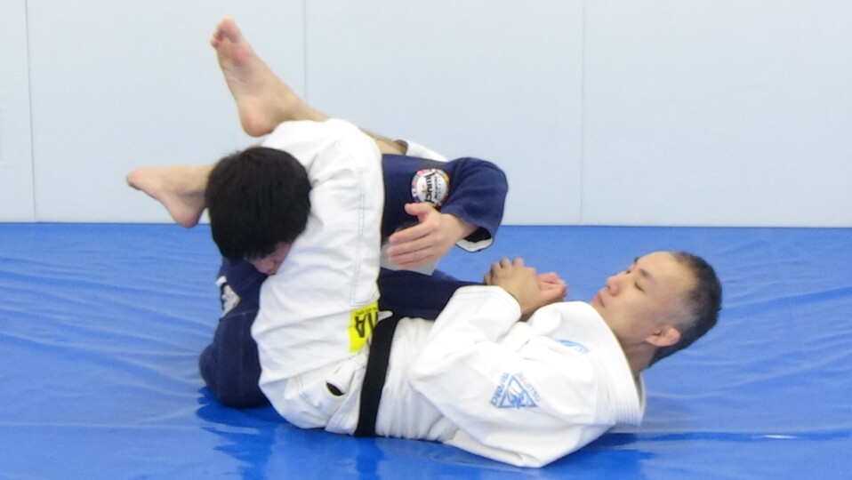 4. Elbow cup straight armlock | トライフォース柔術オンライントレーニング Tri-force BJJ ...