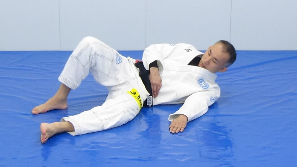 1. Break fall (backward and forward) | トライフォース柔術オンライントレーニング Tri-force ...